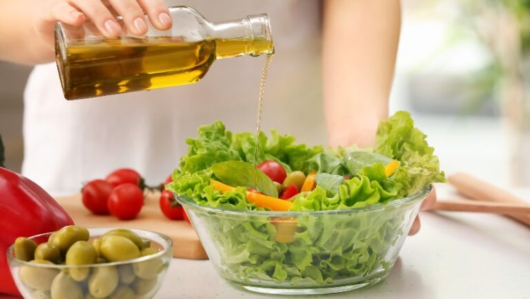 MCT、エゴマ、亜麻仁…オイルの違いって？ | FiNC U [フィンクユー]