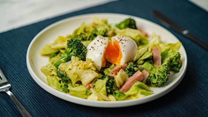 アボカドのカルボナーラ風ホットサラダ | FiNC U [フィンクユー]