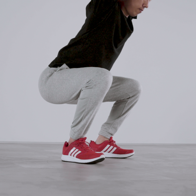 全身の筋肉を呼び起こすバンザイスクワット | FiNC U [フィンクユー]